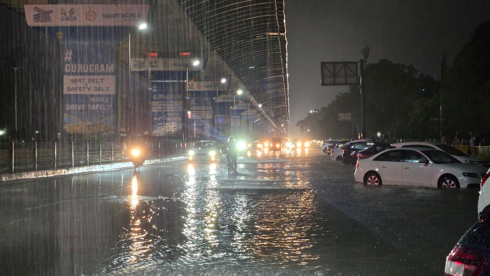 Gurugram Rain : पहली बारिश ने दिखाए तेवर, गुरुग्राम में सबकुछ तैरने लगा, तस्वीरों में देखें हालात