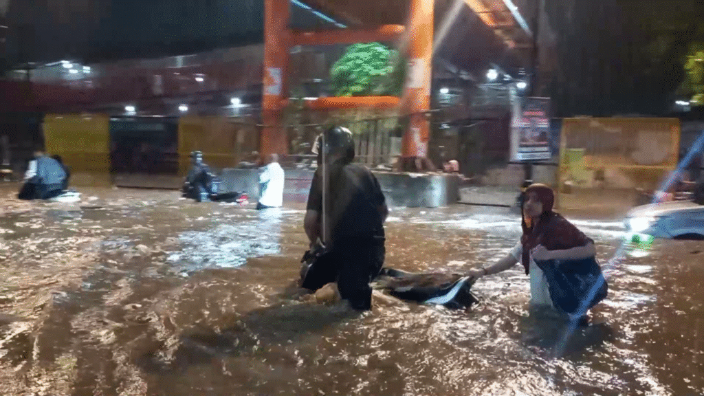 Gurugram Rain : पहली बारिश ने दिखाए तेवर, गुरुग्राम में सबकुछ तैरने लगा, तस्वीरों में देखें हालात